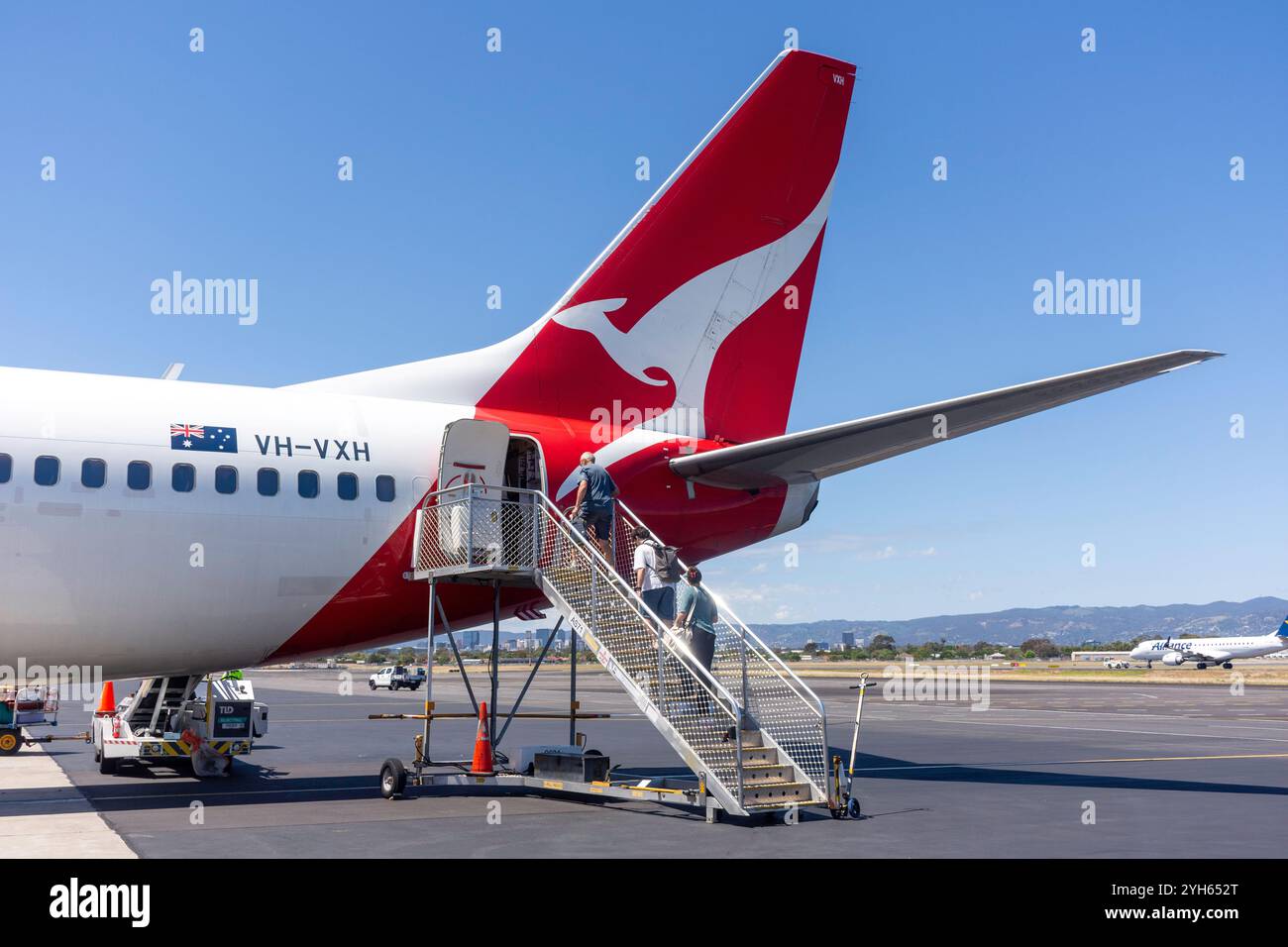 Boarding passengers aircraft hi-res stock photography and images - Alamy