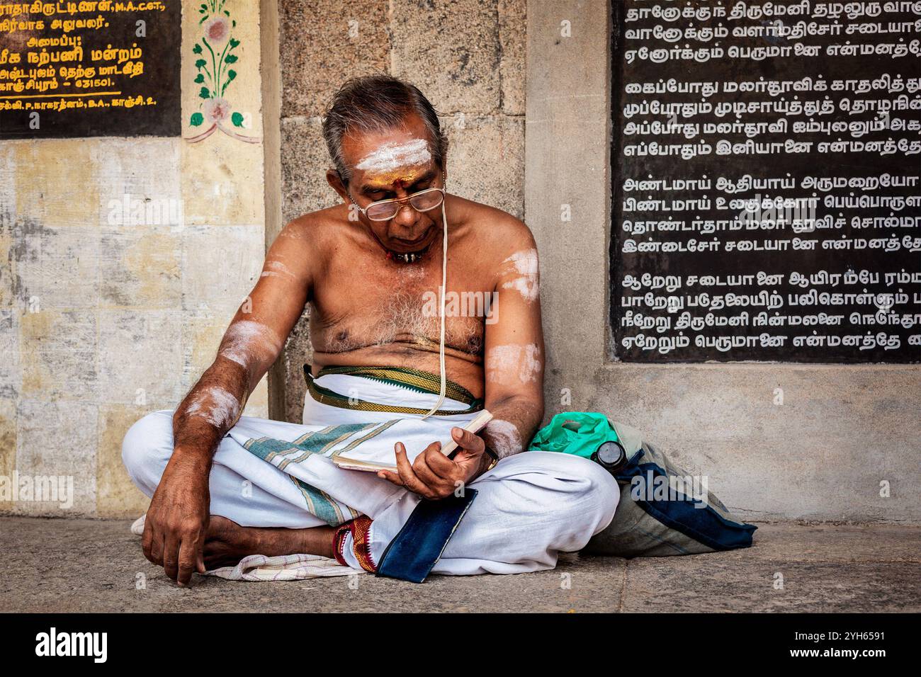 Temple brahmin in Ekambareswarar Temple, Kanchipuram Stock Photo - Alamy