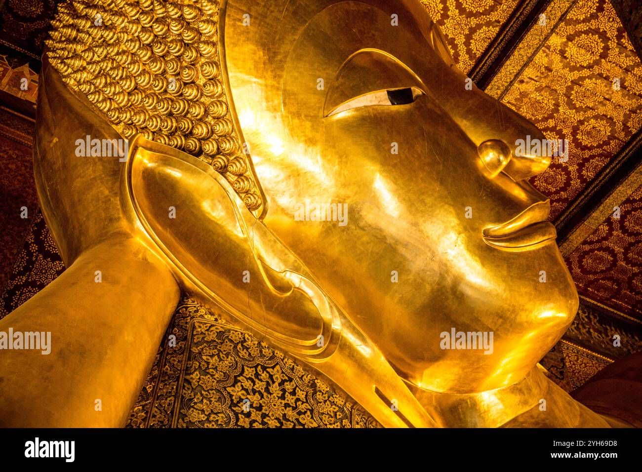 Stunning golden buddha statue hi-res stock photography and images - Alamy
