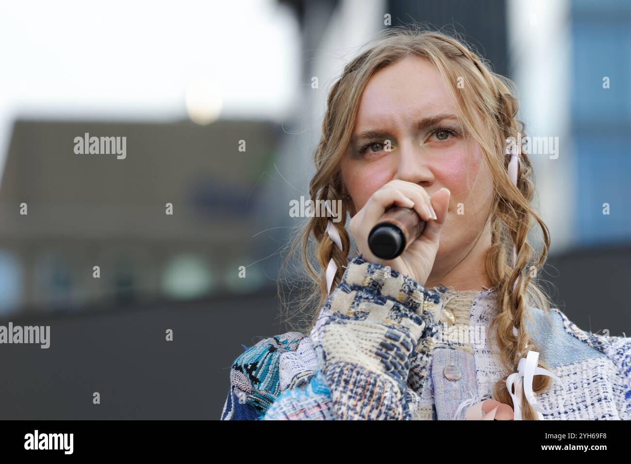 Microphone artist singer stage hi-res stock photography and images - Alamy