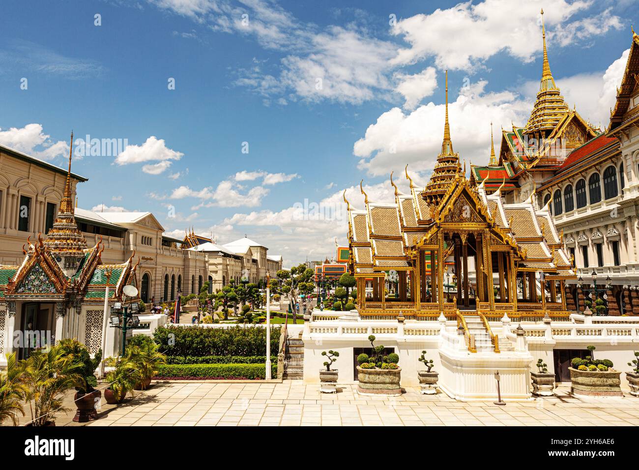 Royal palace majestic complex hi-res stock photography and images - Alamy