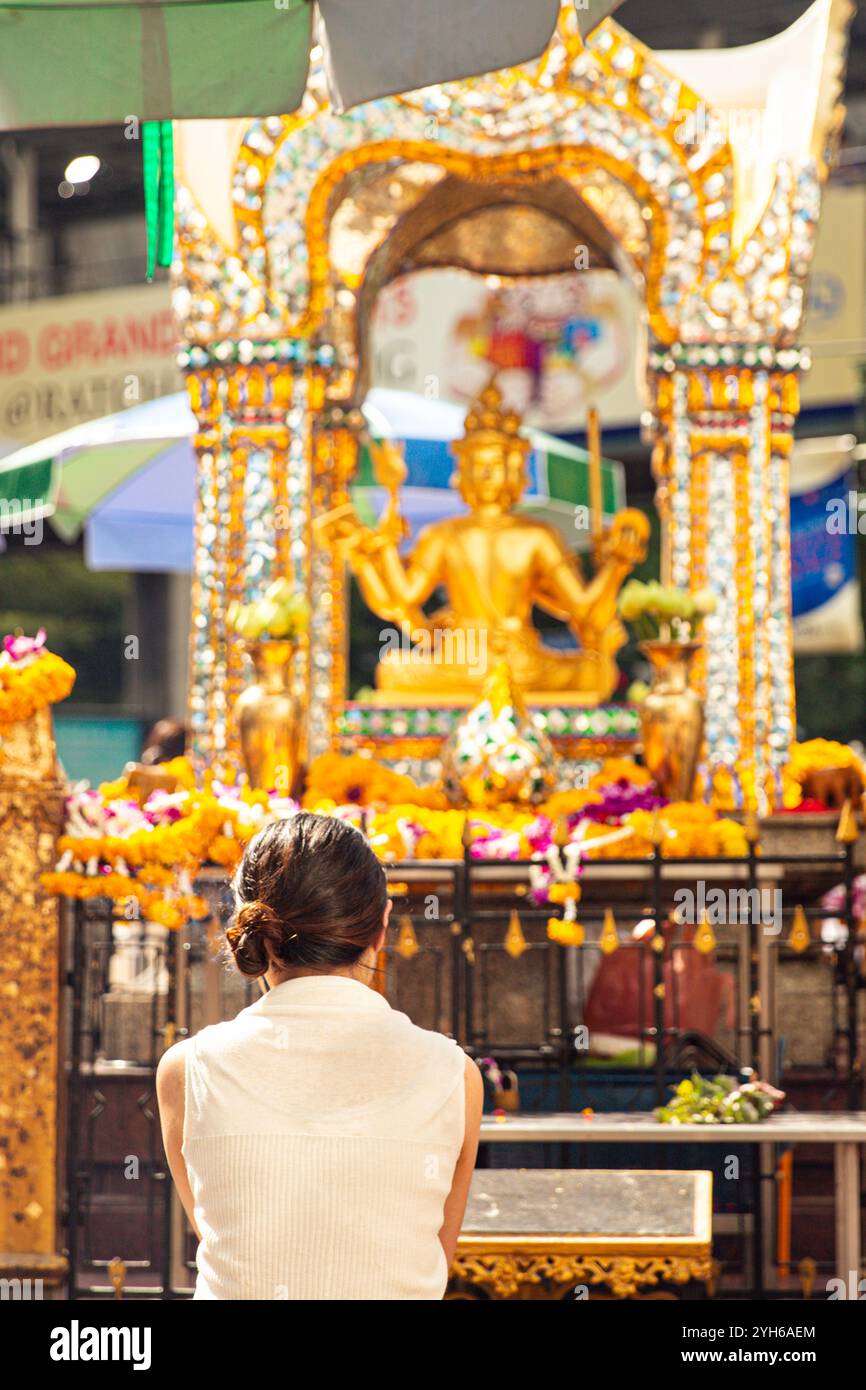 Girl praying at the Erawan Shrine Stock Photo - Alamy
