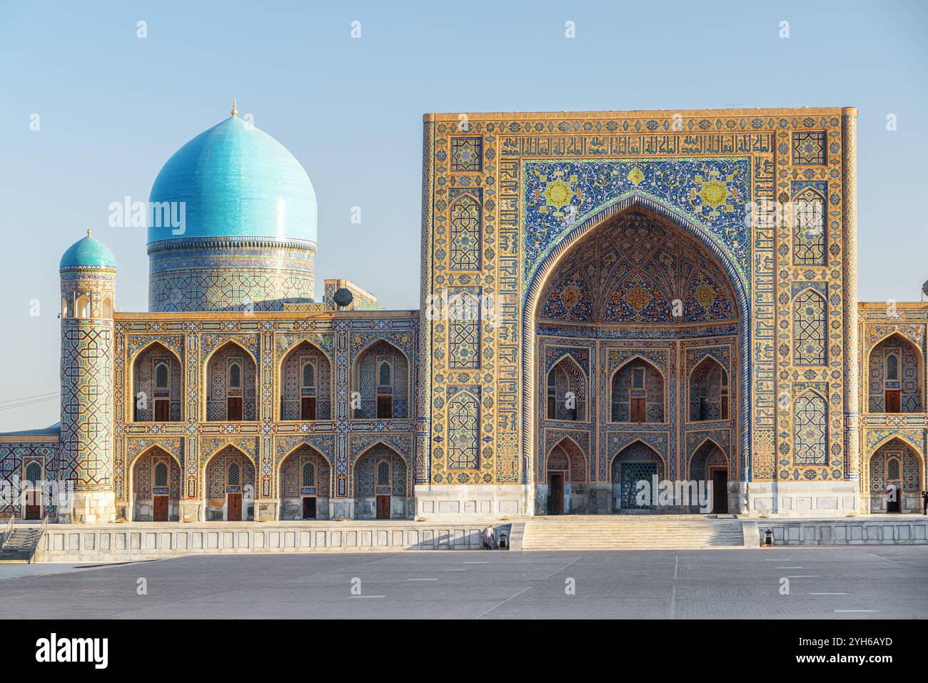 Awesome facade of the Tilya-Kori Madrasah at the Registan Square Stock ...