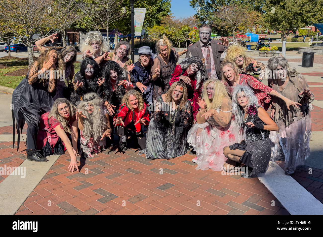 Zombies group hi-res stock photography and images - Alamy