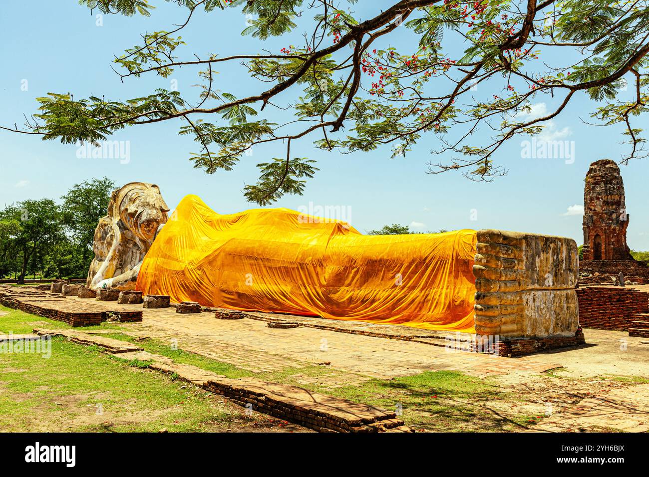 Reclining Buddha of Wat Lokayasutharam, Ayutthaya Stock Photo - Alamy