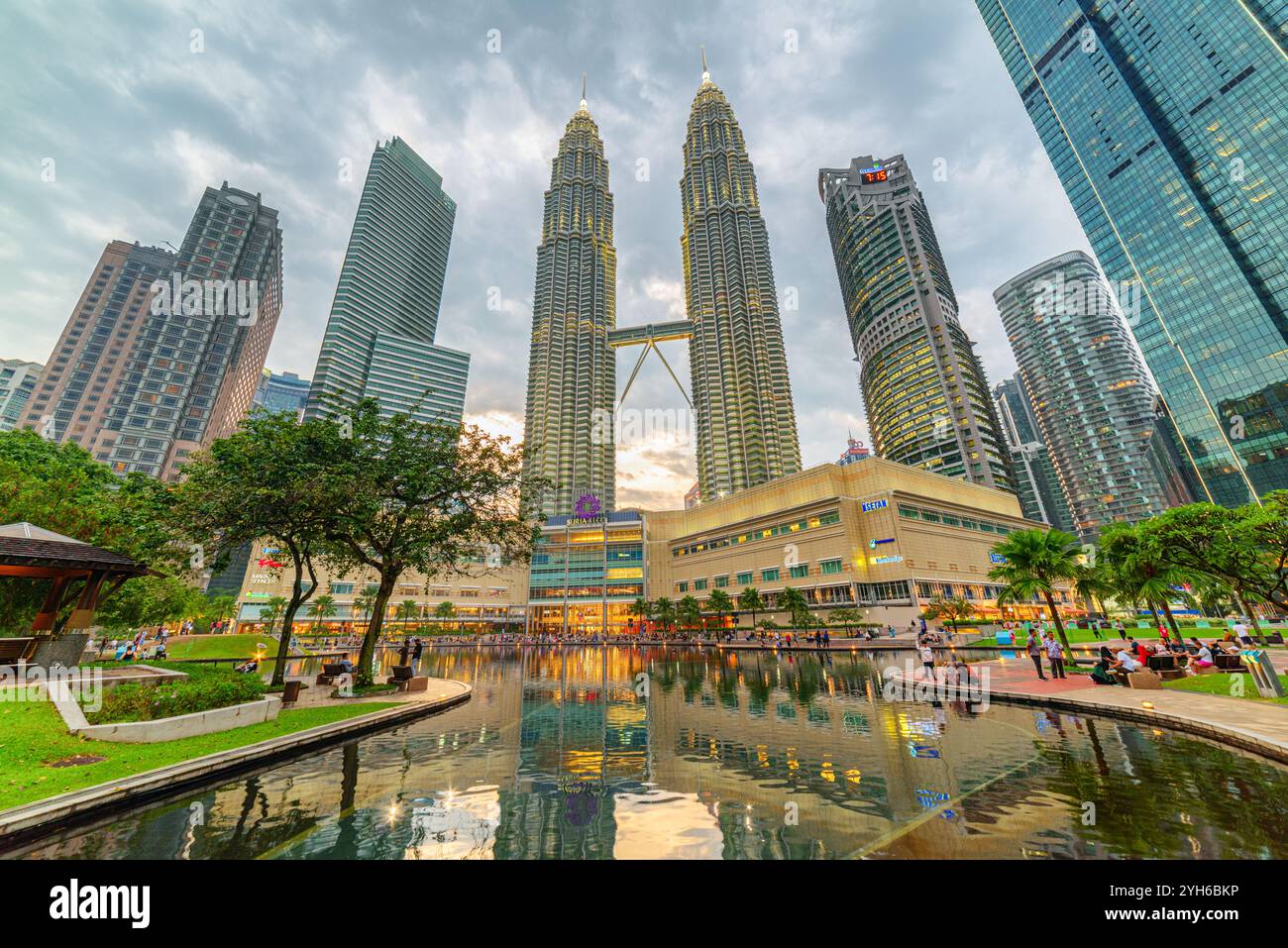 The Petronas Twin Towers and Lake Symphony in Kuala Lumpur Stock Photo ...