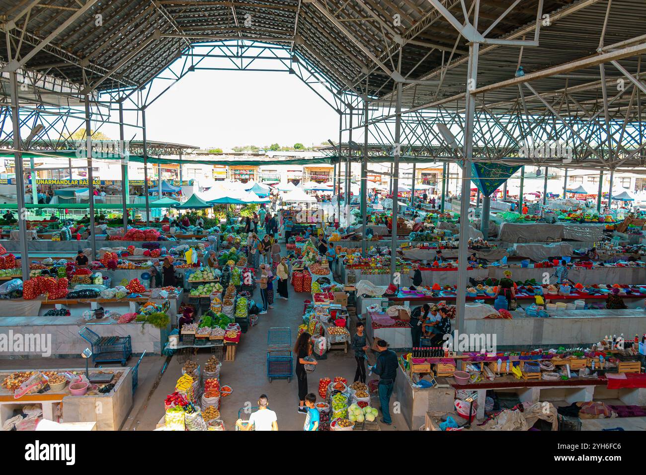 SAMARKAND,UZBEKISTAN;18,SEPTIEMBRE,2024:the vibrant marketplace in ...