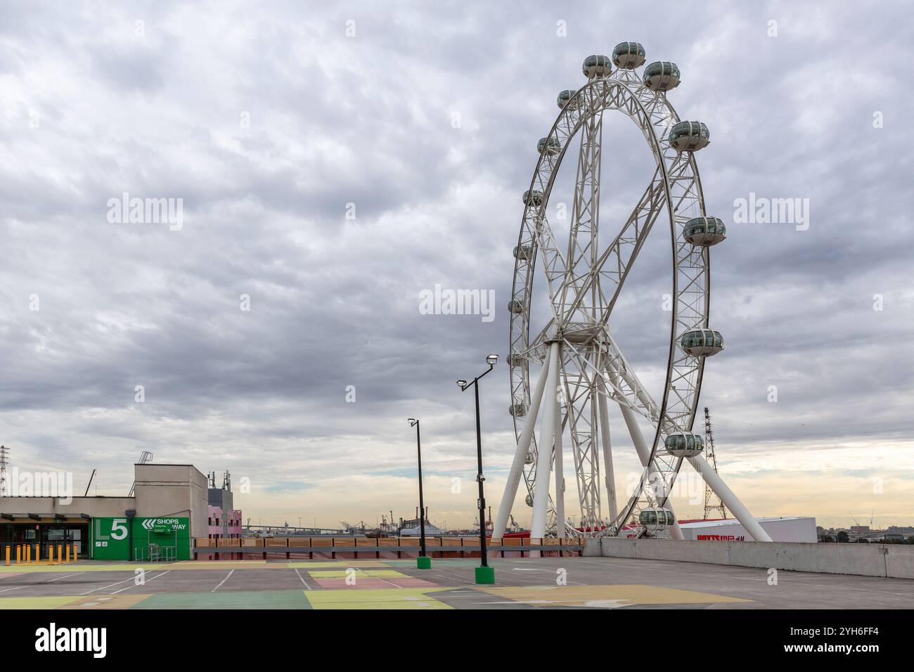 Melbourne Eye observation and ferris wheel, on an overcast winters day ...