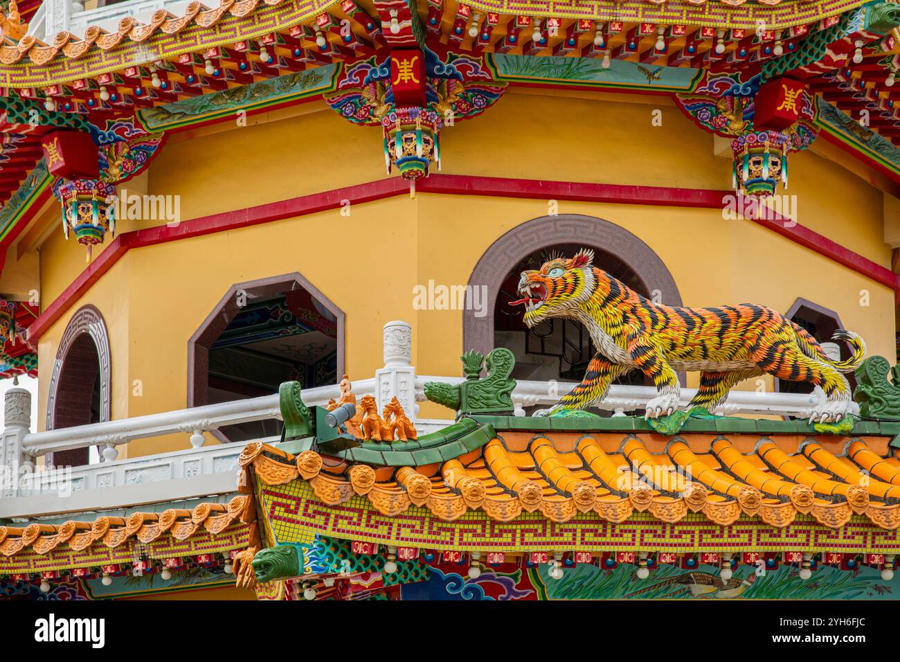 Dragon and Tiger Pagodas, Kaohsiung, Taiwan Stock Photo - Alamy