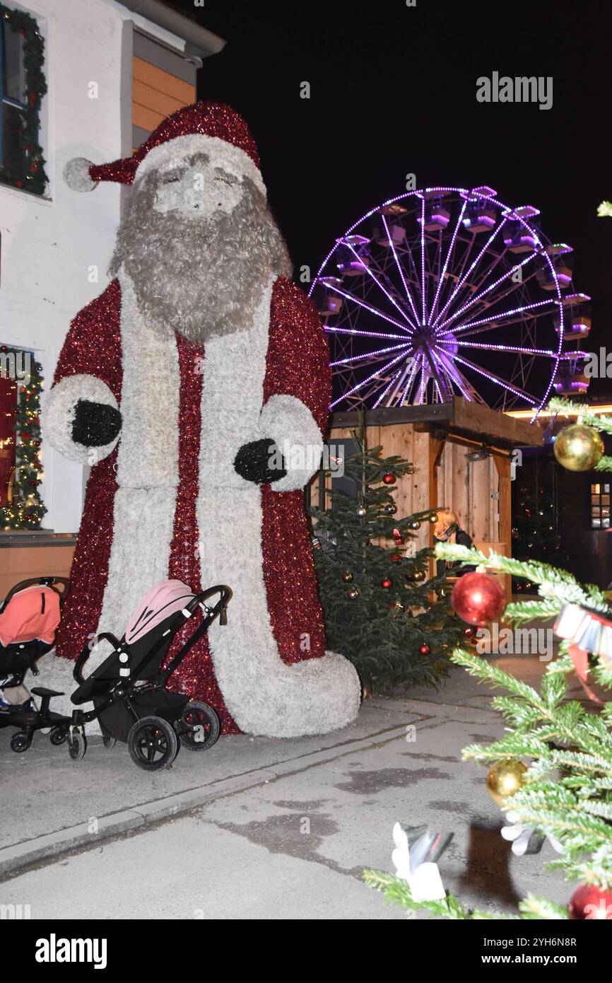 Weihnachtsmann vor Weihnachtswerkstatt--RiesenradMuenchen 08.11.2024 ...