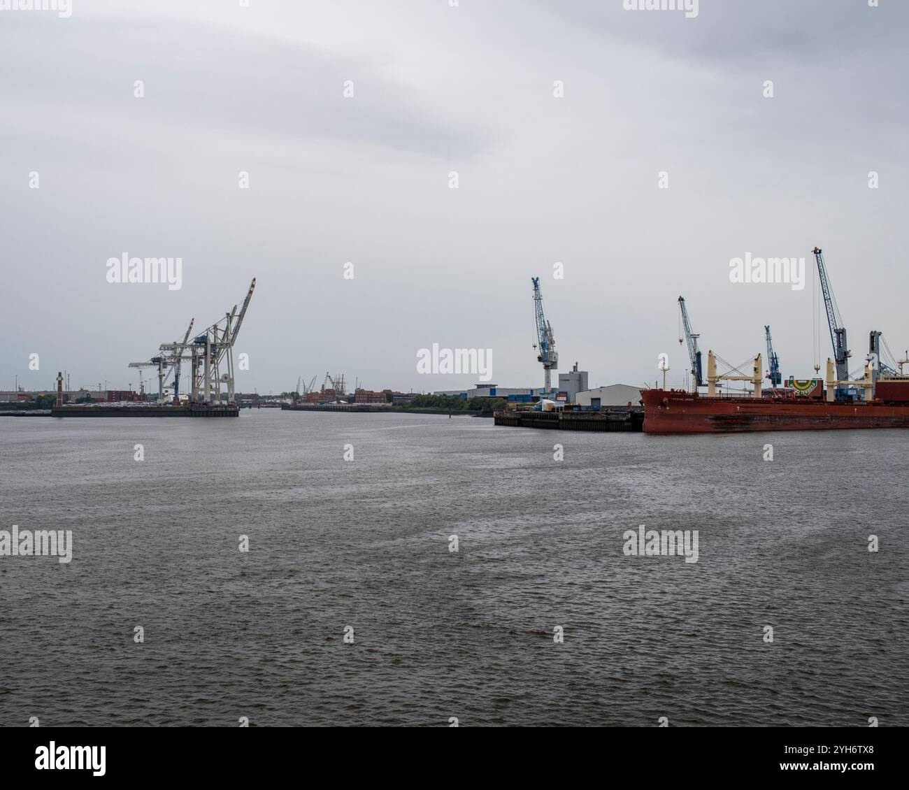 Grey overcast city hi-res stock photography and images - Alamy
