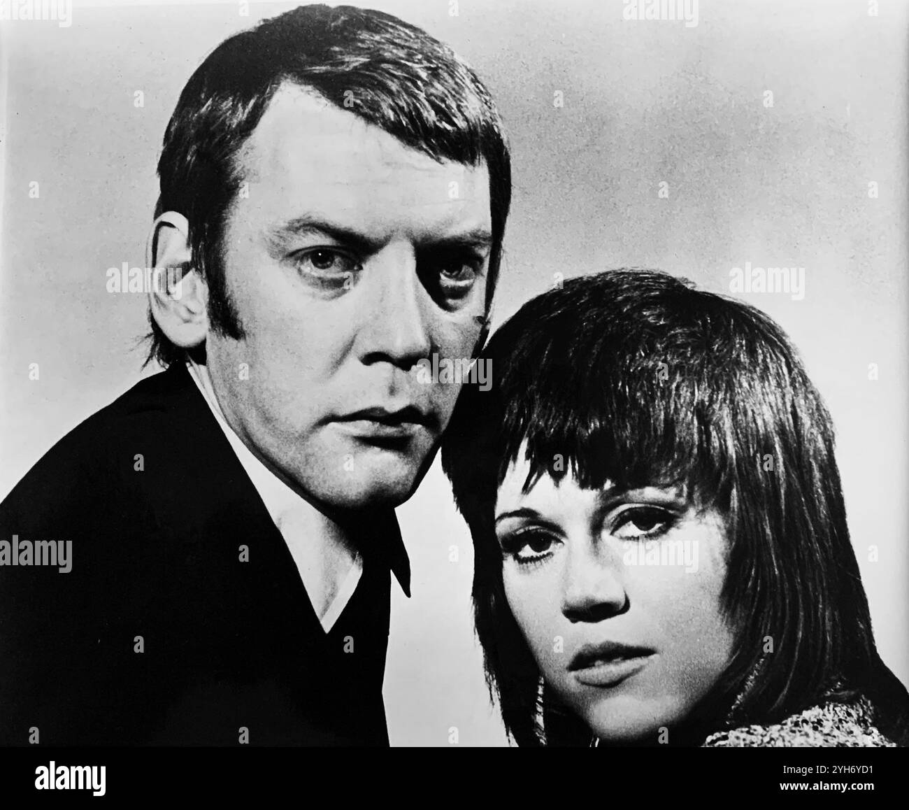 DONALD SUTHERLAND and JANE FONDA portrait in KLUTE 1971 director ALAN J. PAKULA Gus Productions ...
