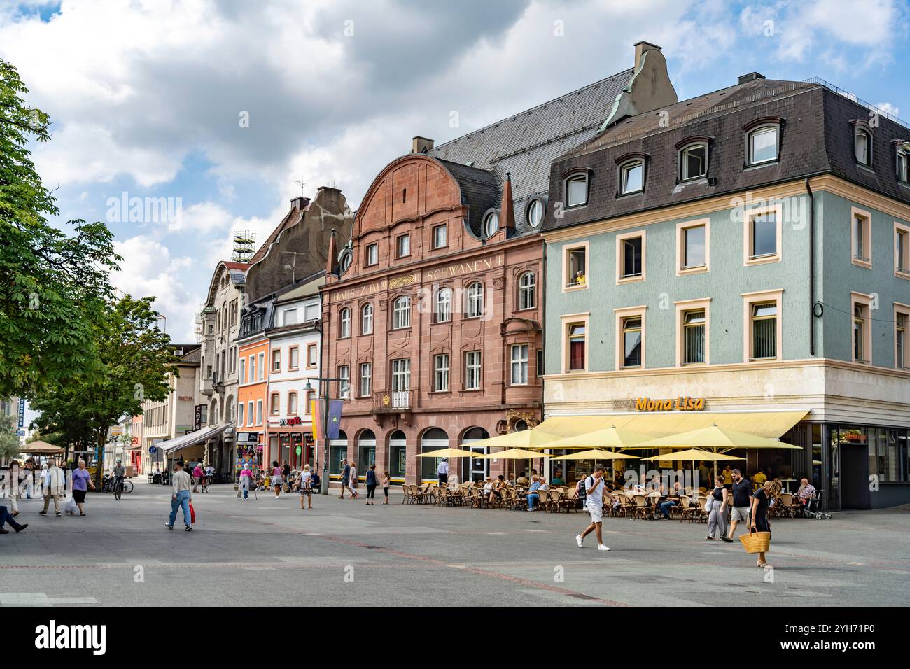 Marktplatz in der Altstadt mit dem Haus zum Schwanen in Lörrach, Baden ...