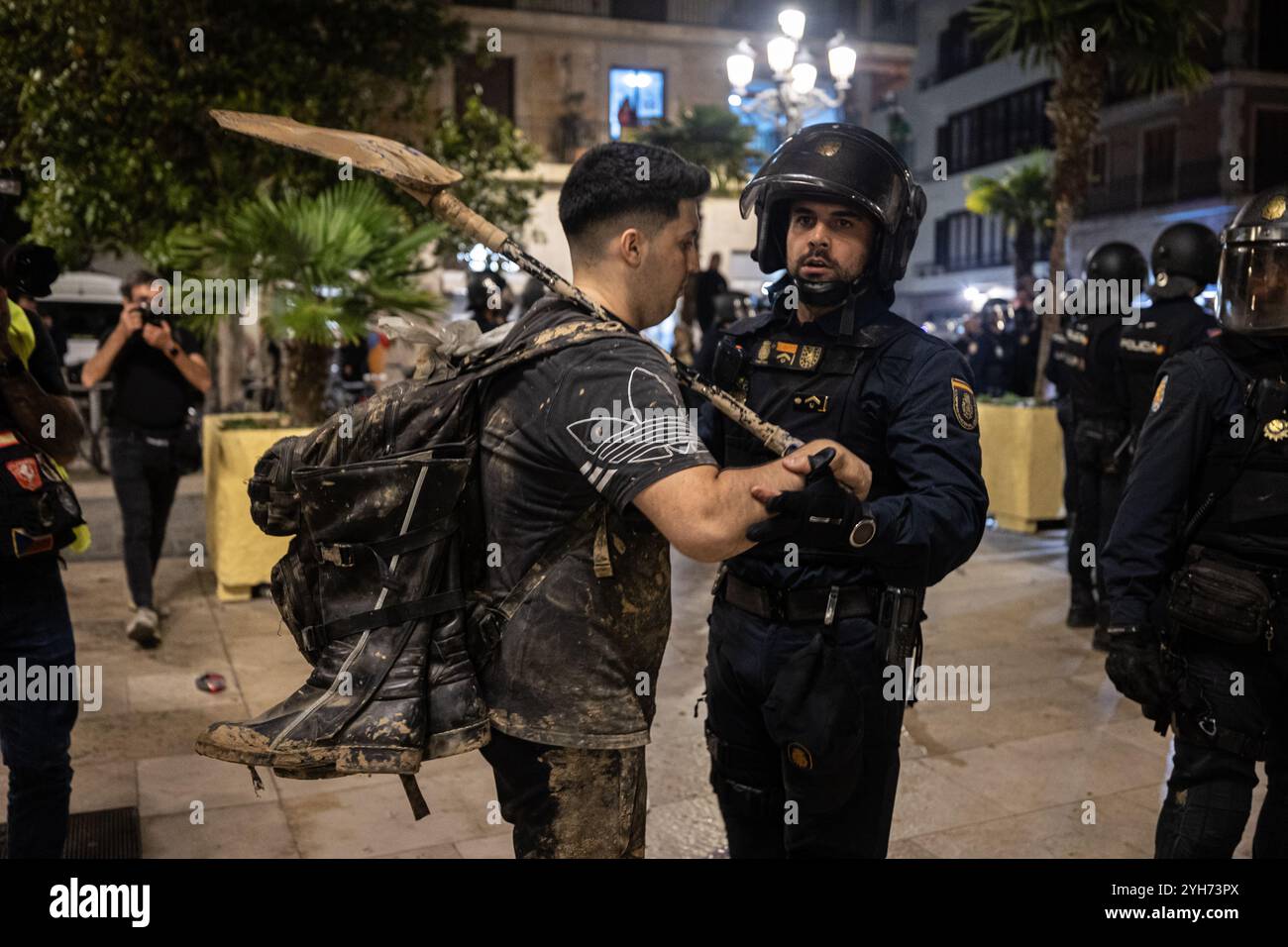 Valencia, Spain. 09th Nov, 2024. A volunteer with his mud-covered ...