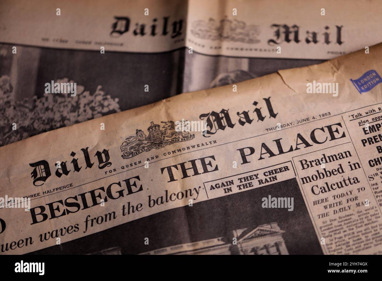 Daily mail newspaper selling hi-res stock photography and images - Alamy