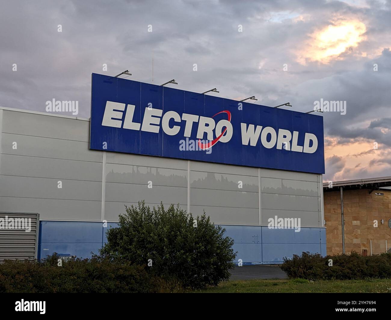 Electronic mall hi-res stock photography and images - Alamy