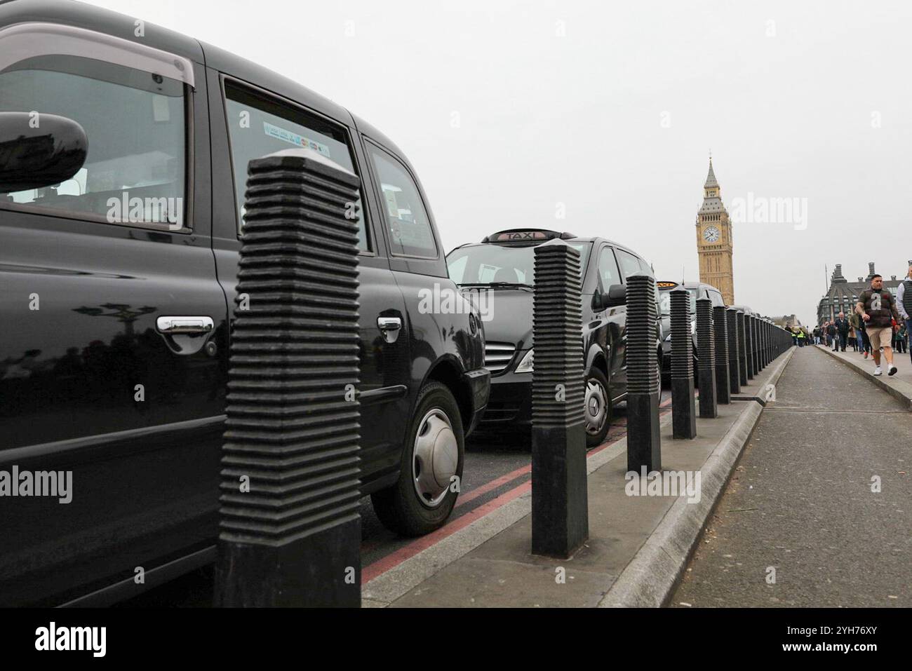 British taxi cabs line up hi-res stock photography and images - Alamy