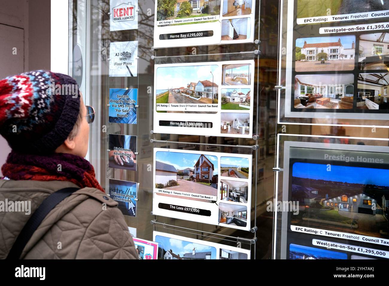 Adverts advertisements shop window hi-res stock photography and images ...