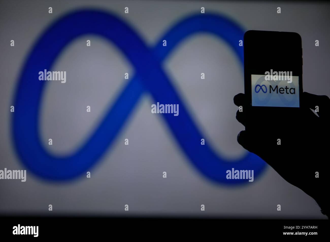 Gaziantep, Turkey. 11 November 2021. The Meta infinity-loop logo next ...