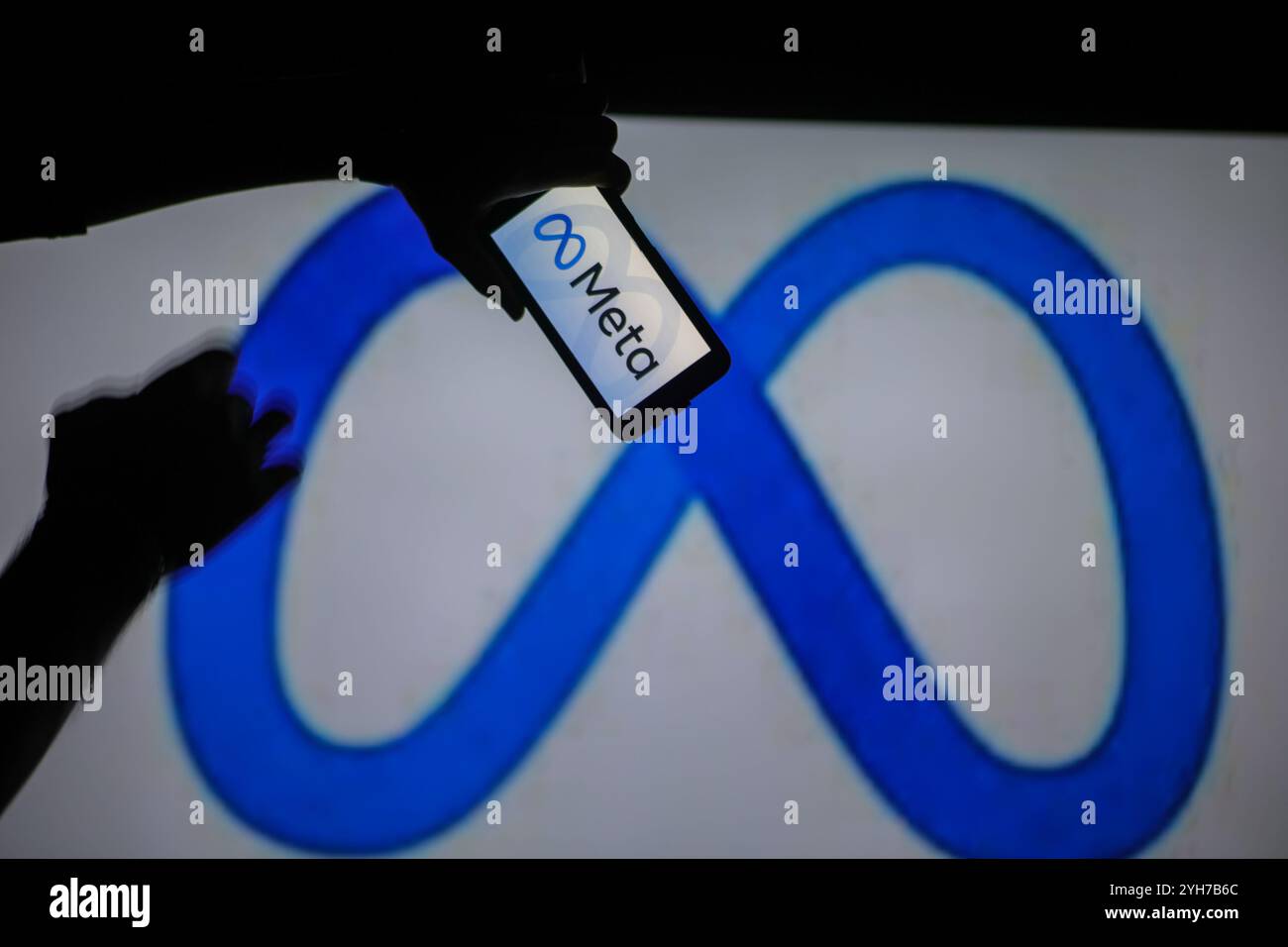 Gaziantep, Turkey. 11 November 2021. The Meta infinity-loop logo next ...