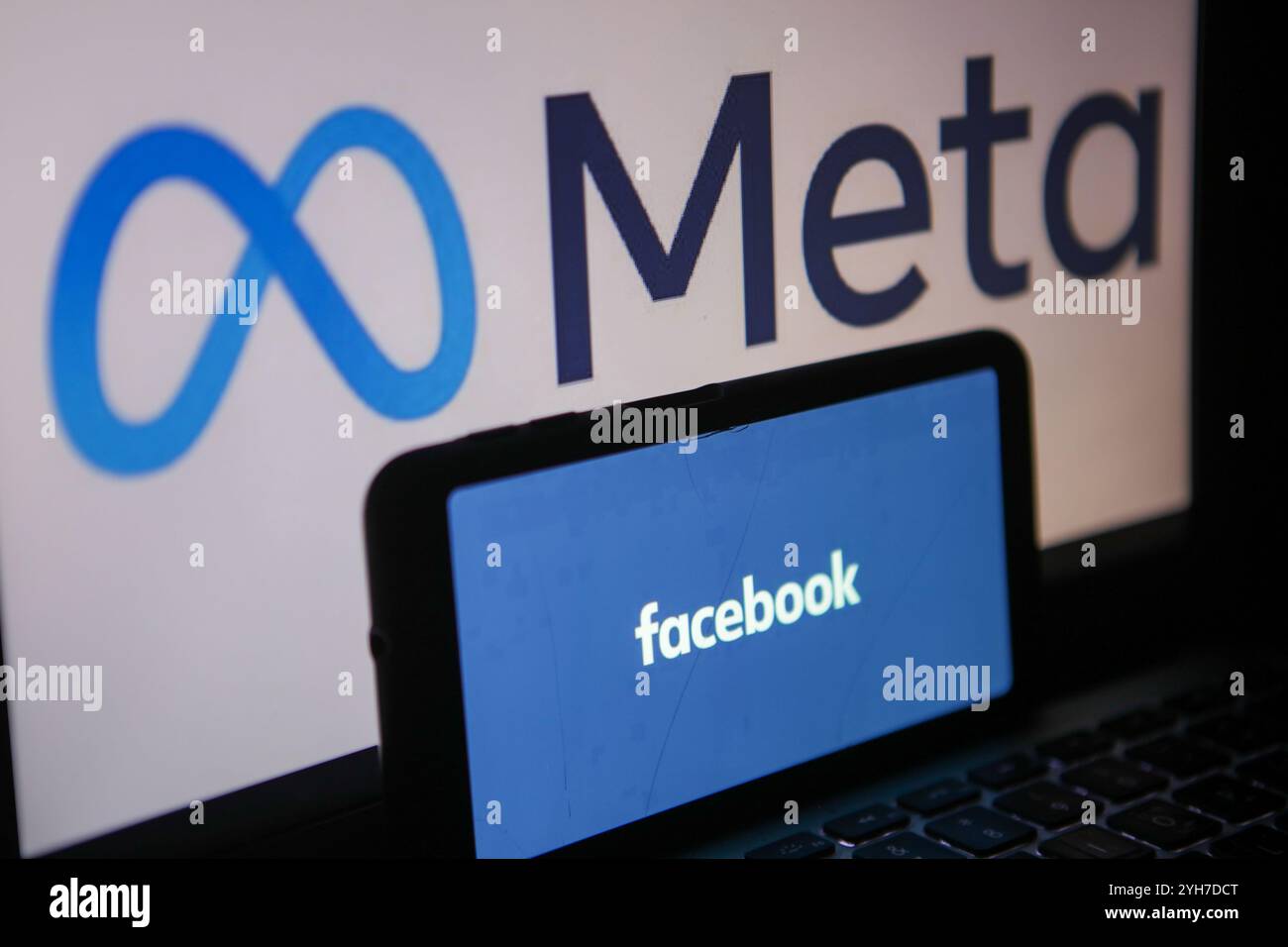 Gaziantep, Turkey. 11 November 2021. The Meta infinity-loop logo next ...