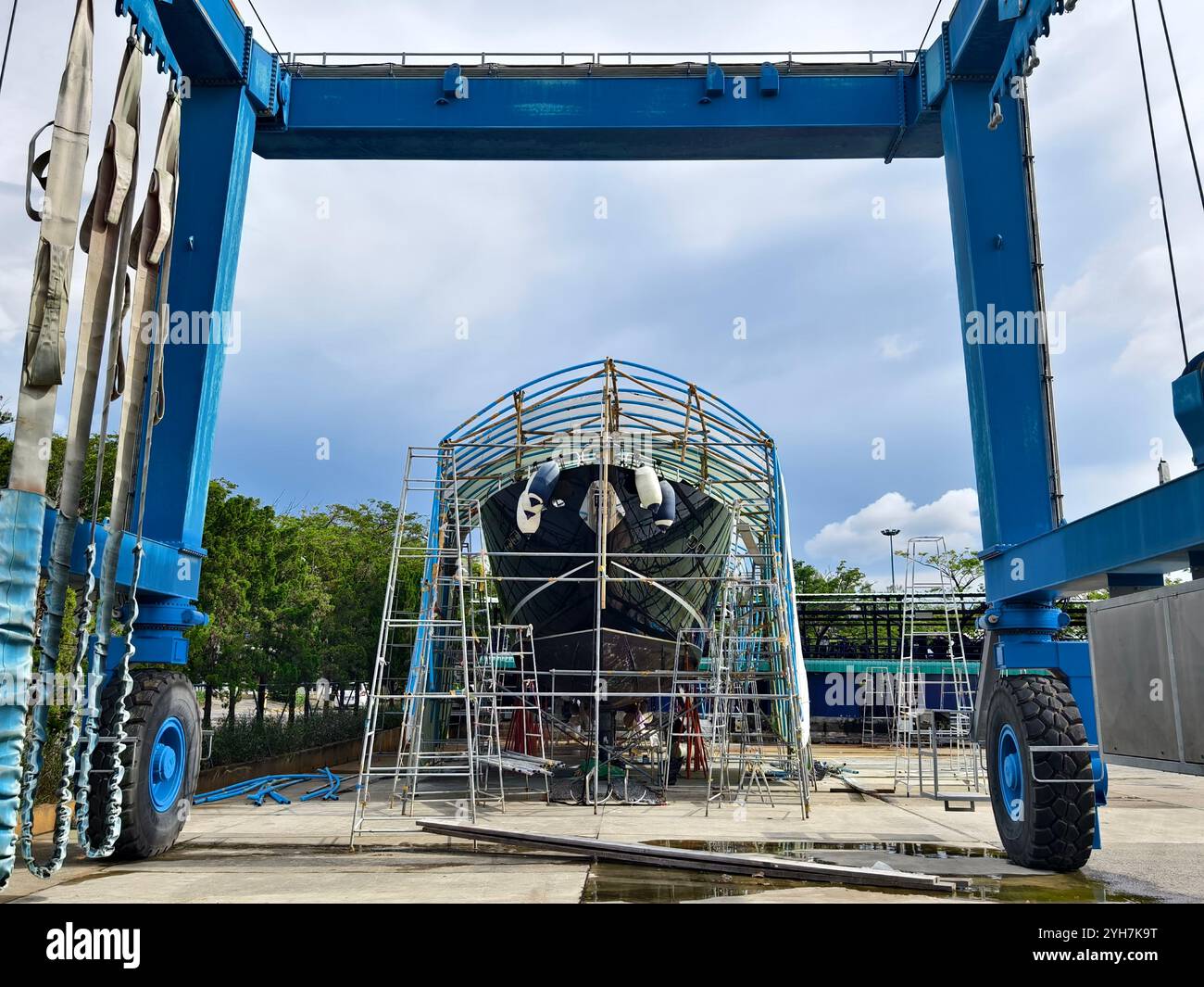 A large blue gantry crane for boats Stock Photo - Alamy