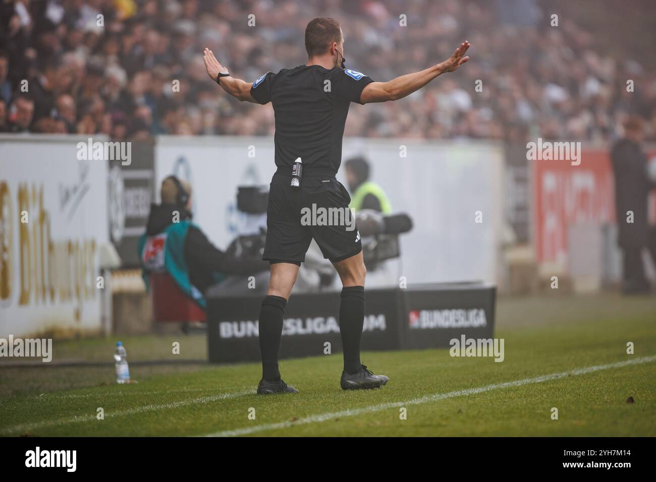 Schiedsrichter Florian Lechner (Insel Poel) nimmt den Elfmeter zurueck, SV Elversberg vs ...