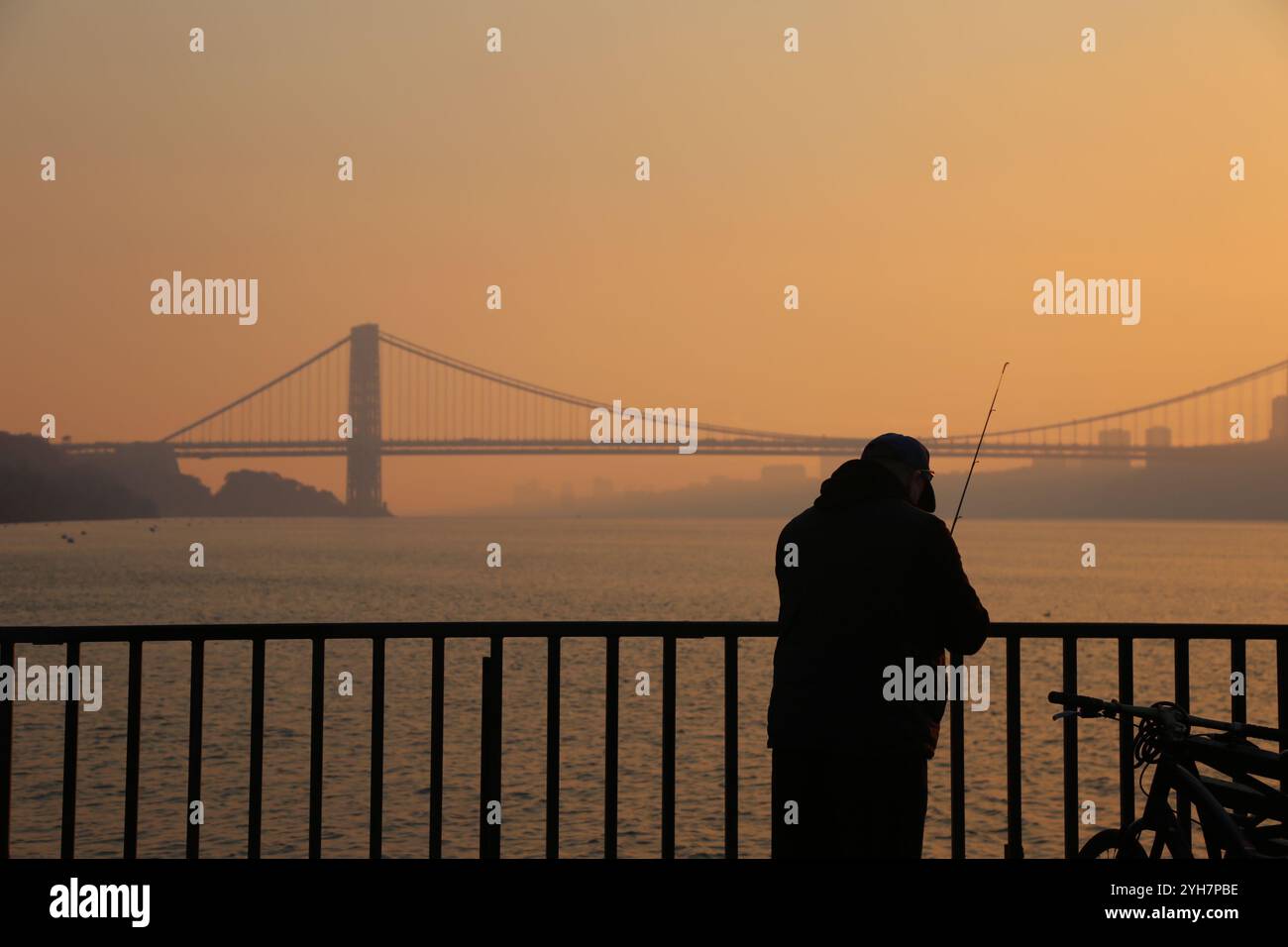 New York, USA. 9th Nov, 2024. Wildfire brings smog over George ...