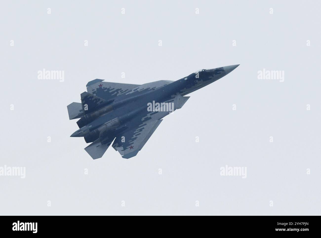 Russia's Su-57 stealth fighter jet performs a flight show over Zhuhai ...