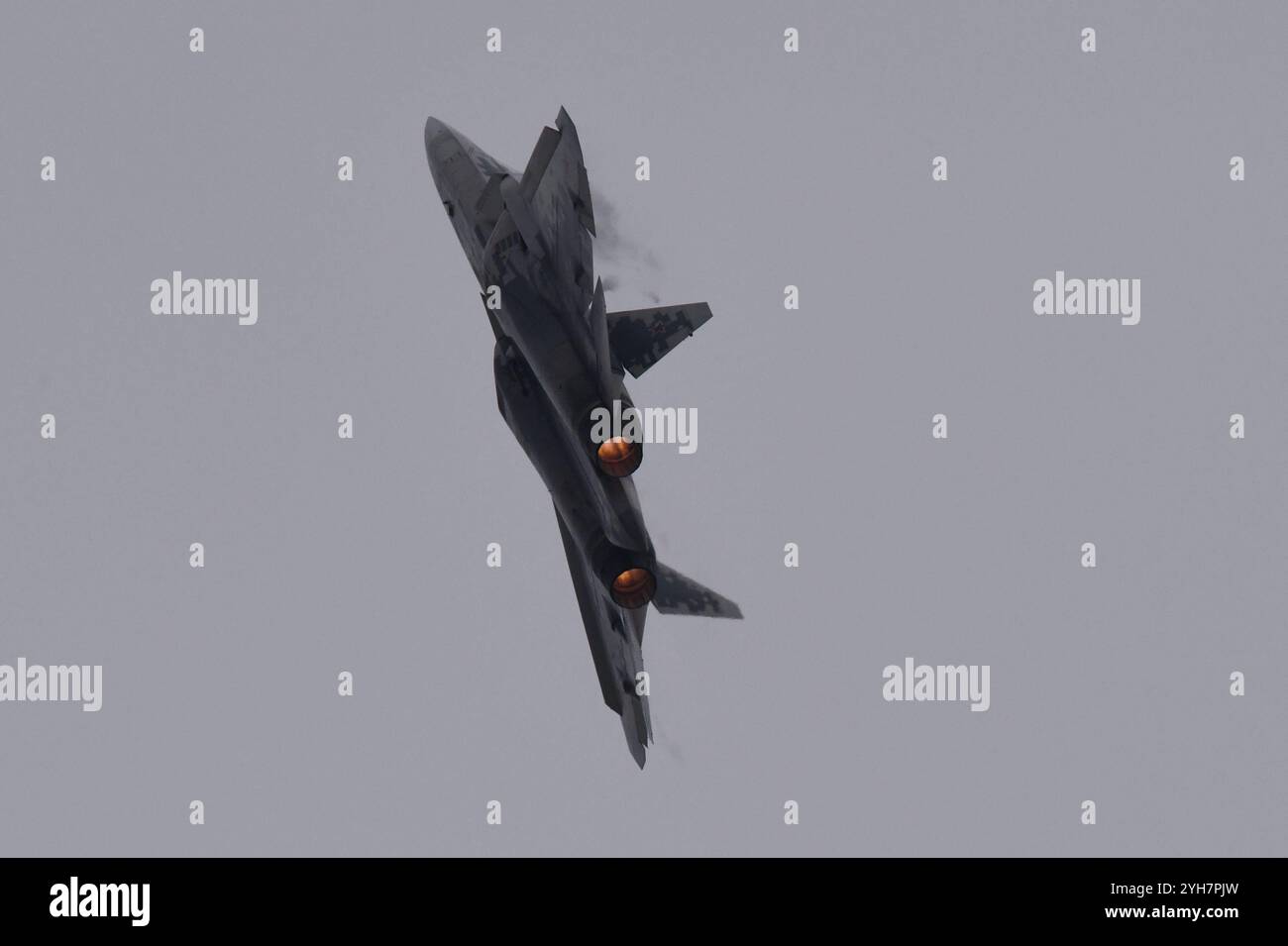 Russia's Su-57 stealth fighter jet performs a flight show over Zhuhai ...