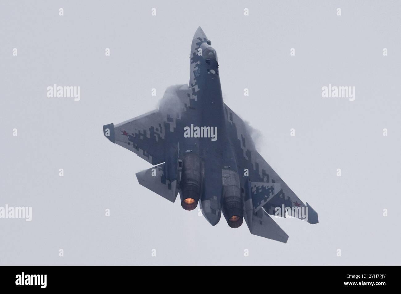 Russia's Su-57 stealth fighter jet performs a flight show over Zhuhai ...