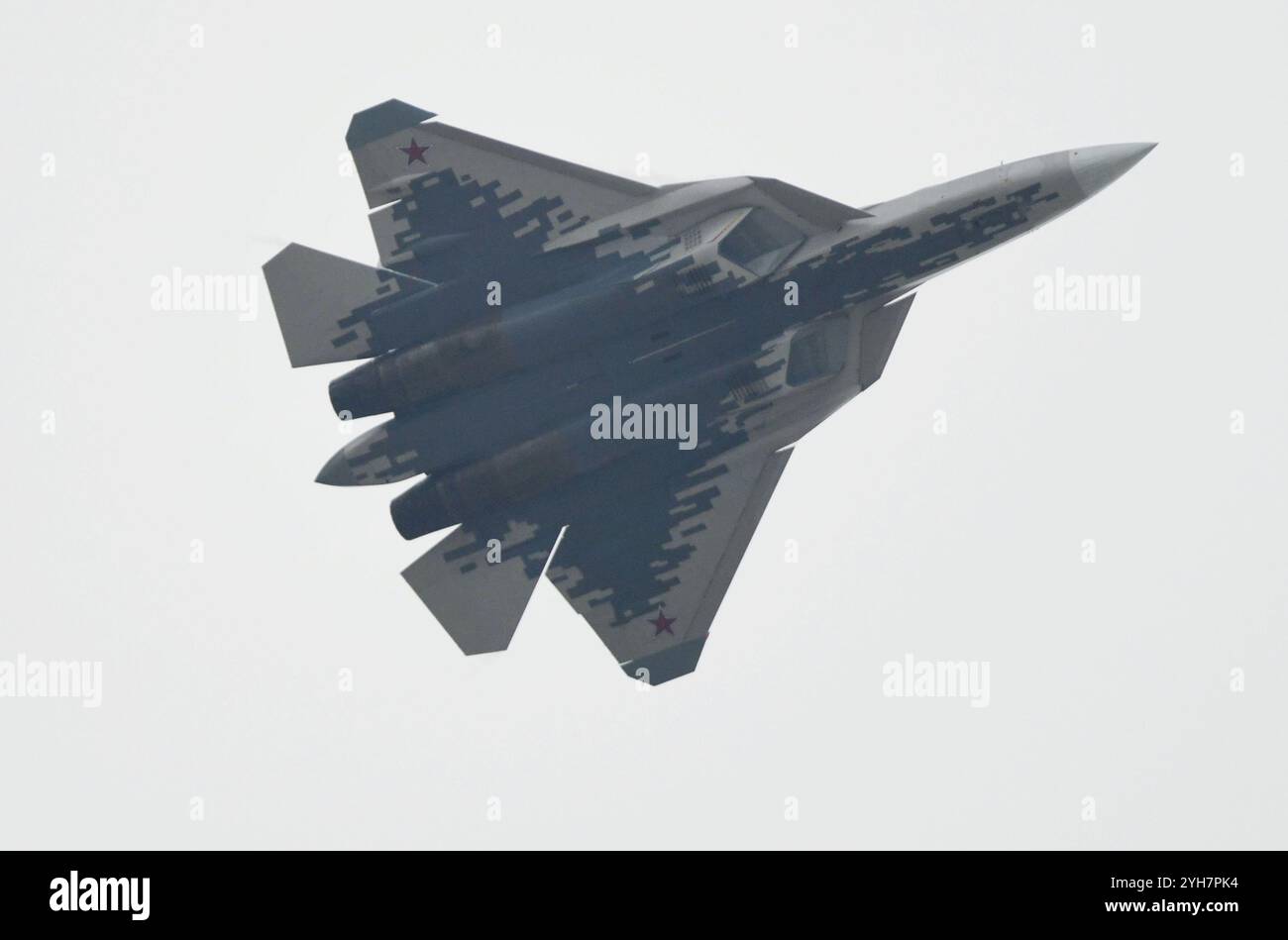 Russia's Su-57 stealth fighter jet performs a flight show over Zhuhai ...