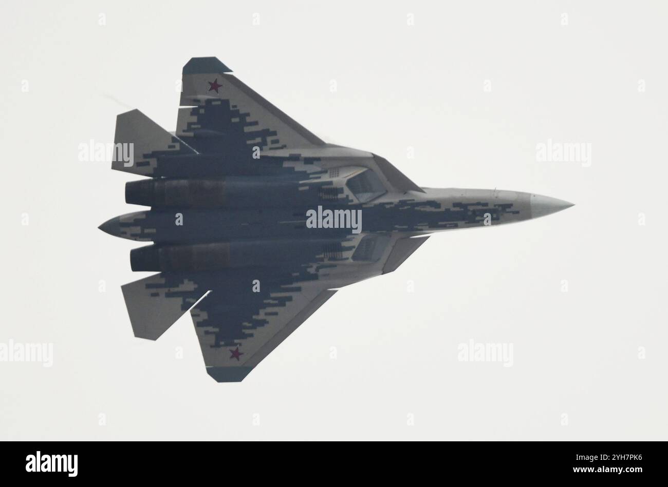 Russia's Su-57 stealth fighter jet performs a flight show over Zhuhai ...