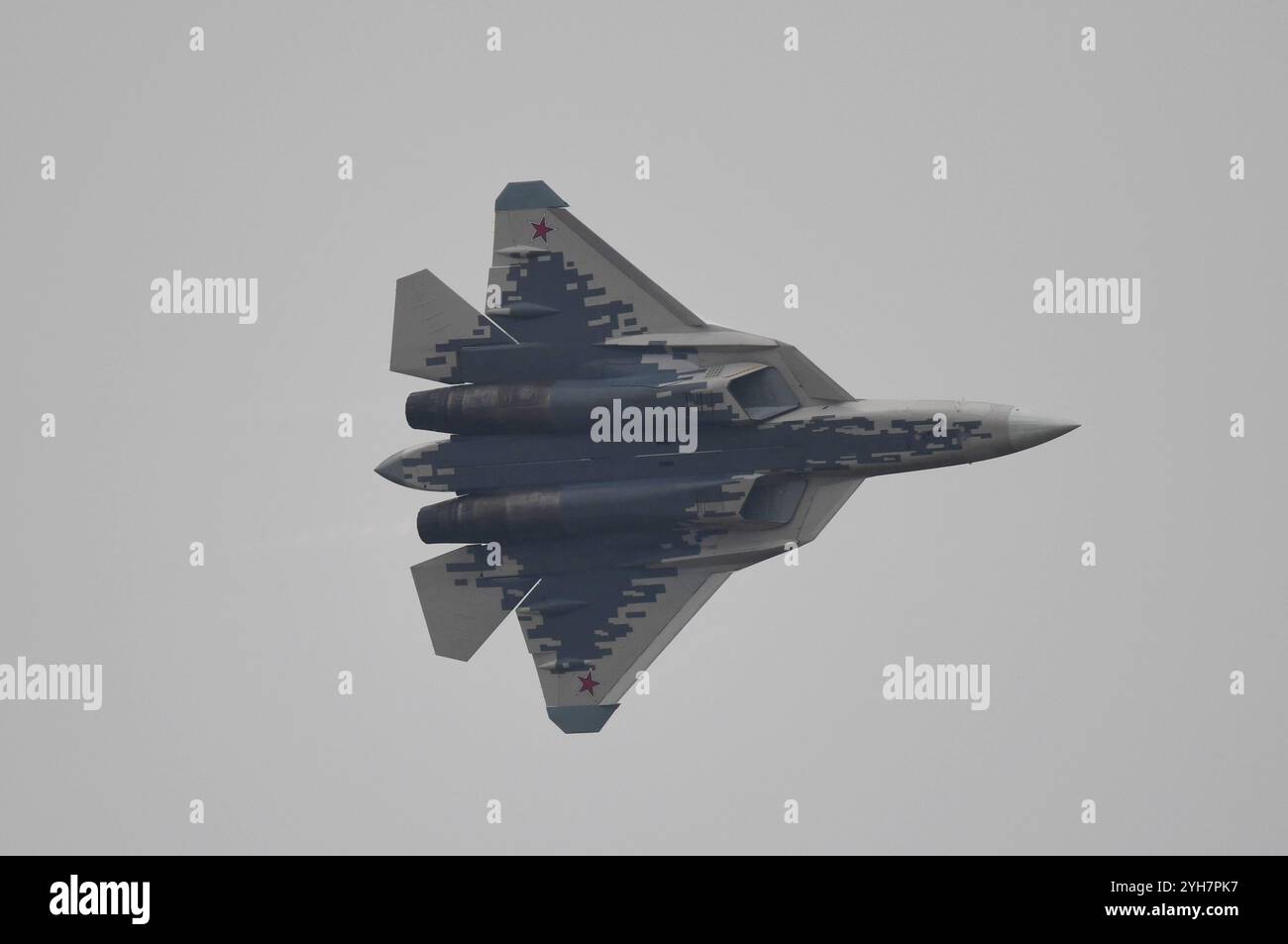 Russia's Su-57 stealth fighter jet performs a flight show over Zhuhai ...