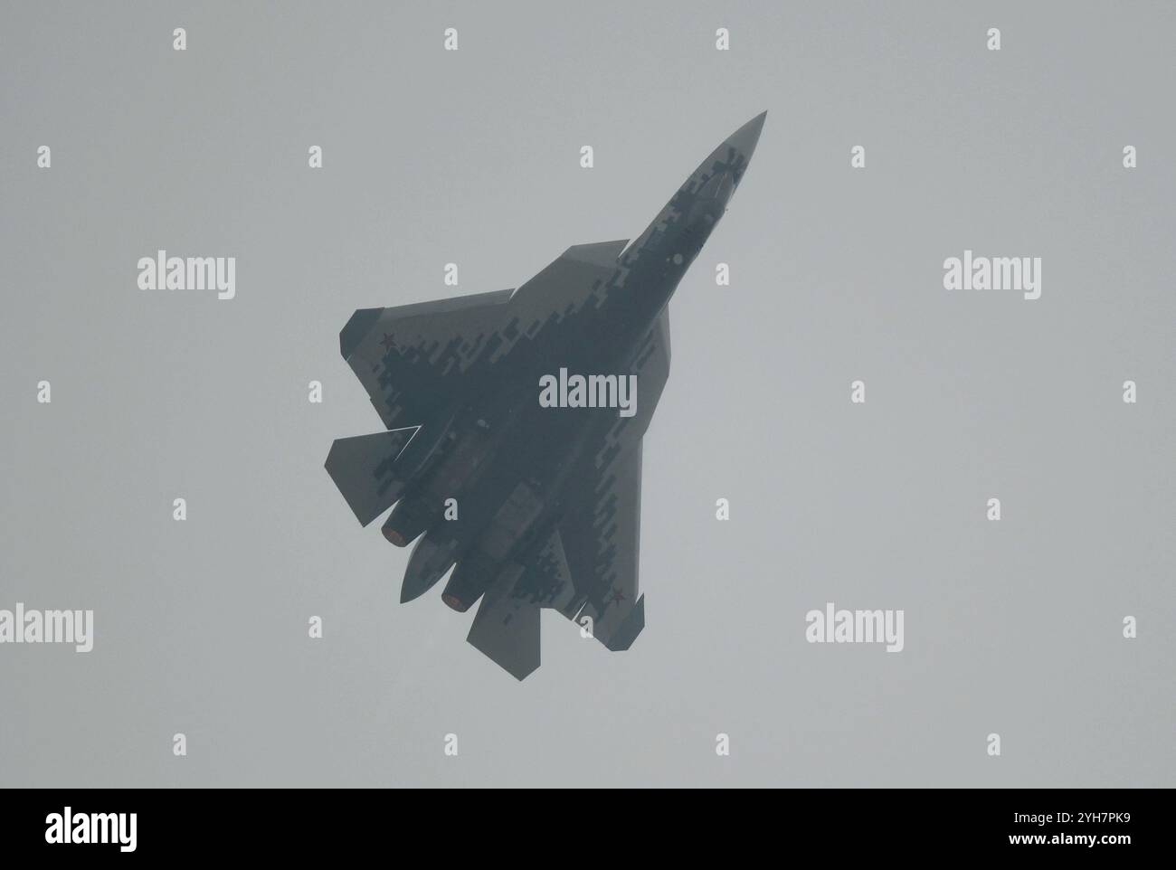 Russia's Su-57 stealth fighter jet performs a flight show over Zhuhai ...