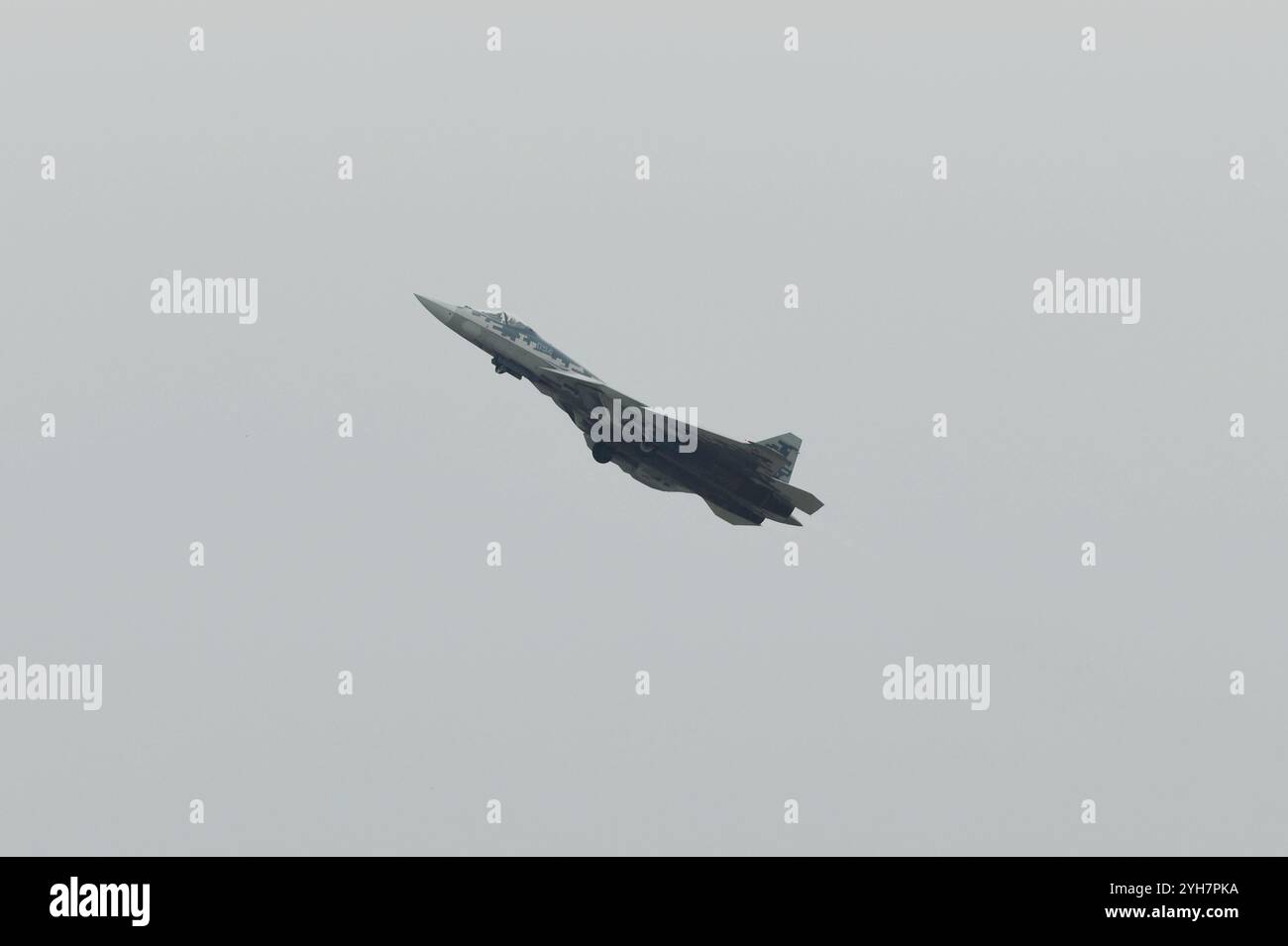 Russia's Su-57 stealth fighter jet performs a flight show over Zhuhai ...