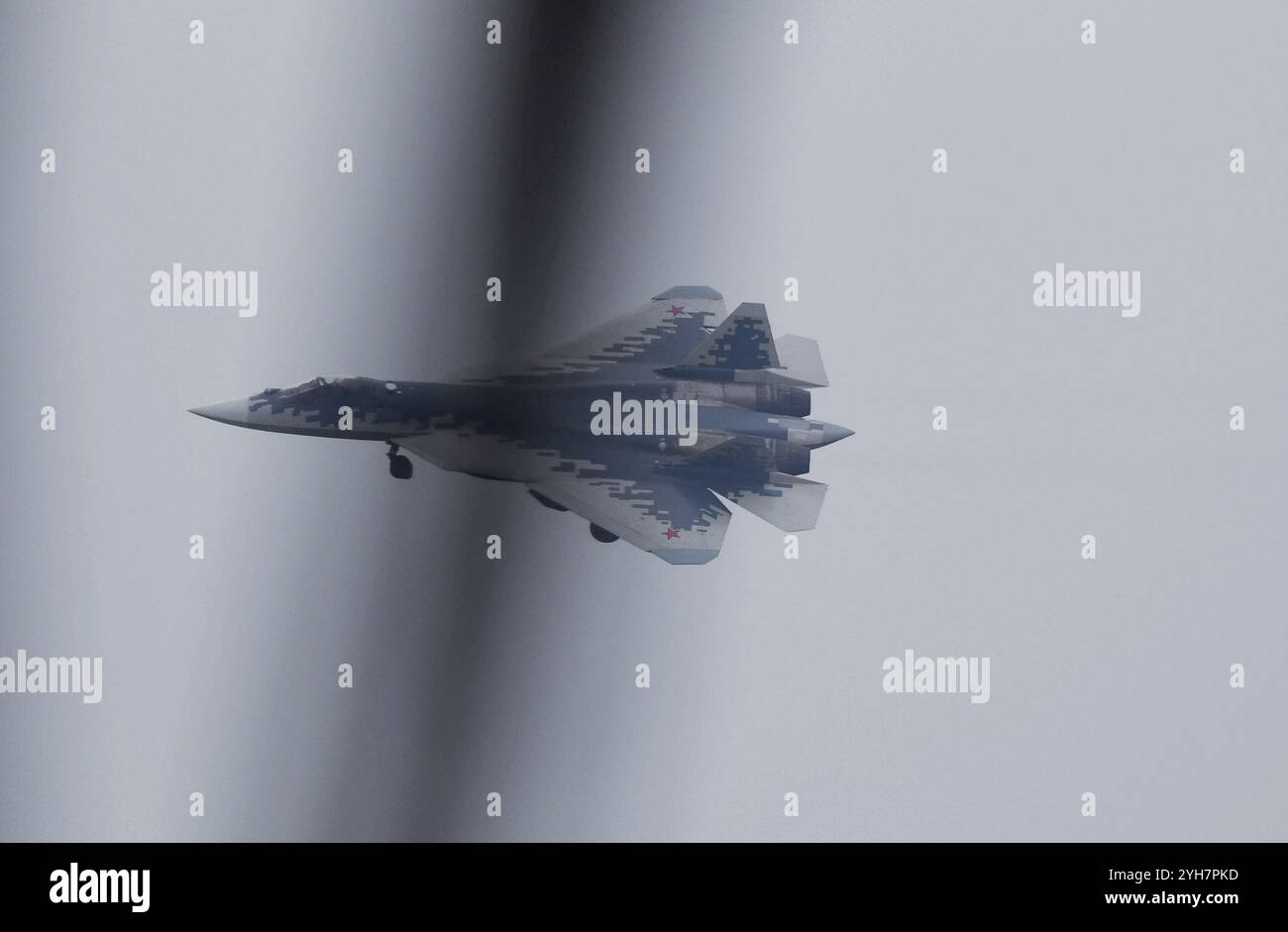 Russia's Su-57 stealth fighter jet performs a flight show over Zhuhai ...