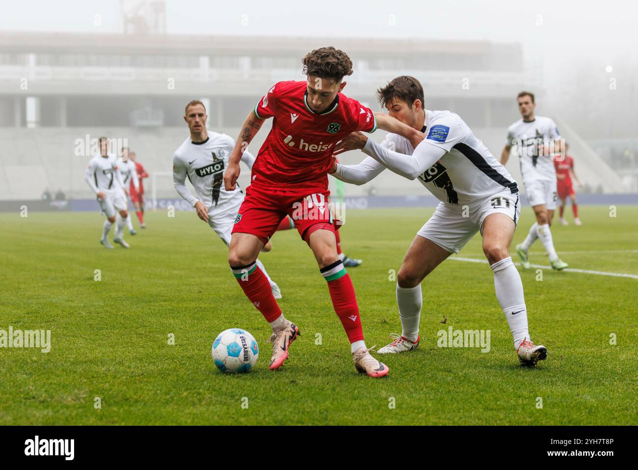 Jannik Rochelt (Hannover 96) im Zweikampf mit Maximilian Rohr (SV 07 Elversberg), SV Elversberg ...