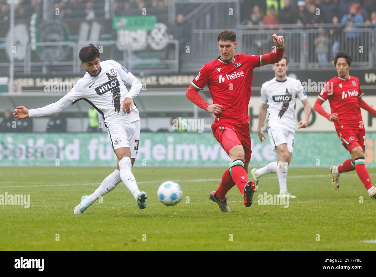 Muhammed Damar (SV 07 Elversberg) trifft Gergen Phil Neumann (Hannover ...