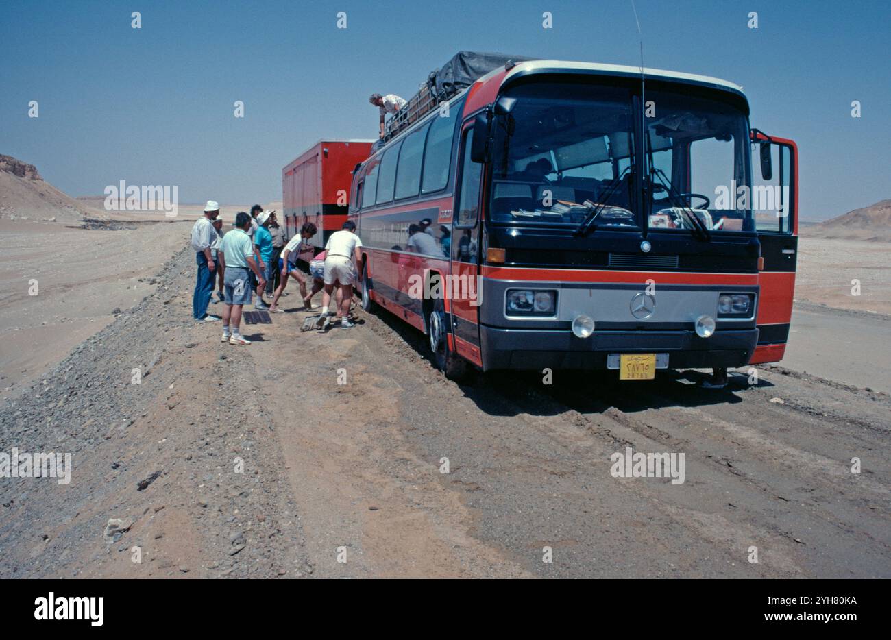 Roadworks, Rotel Tours bus got stuck, passengers need to push, Libyan ...