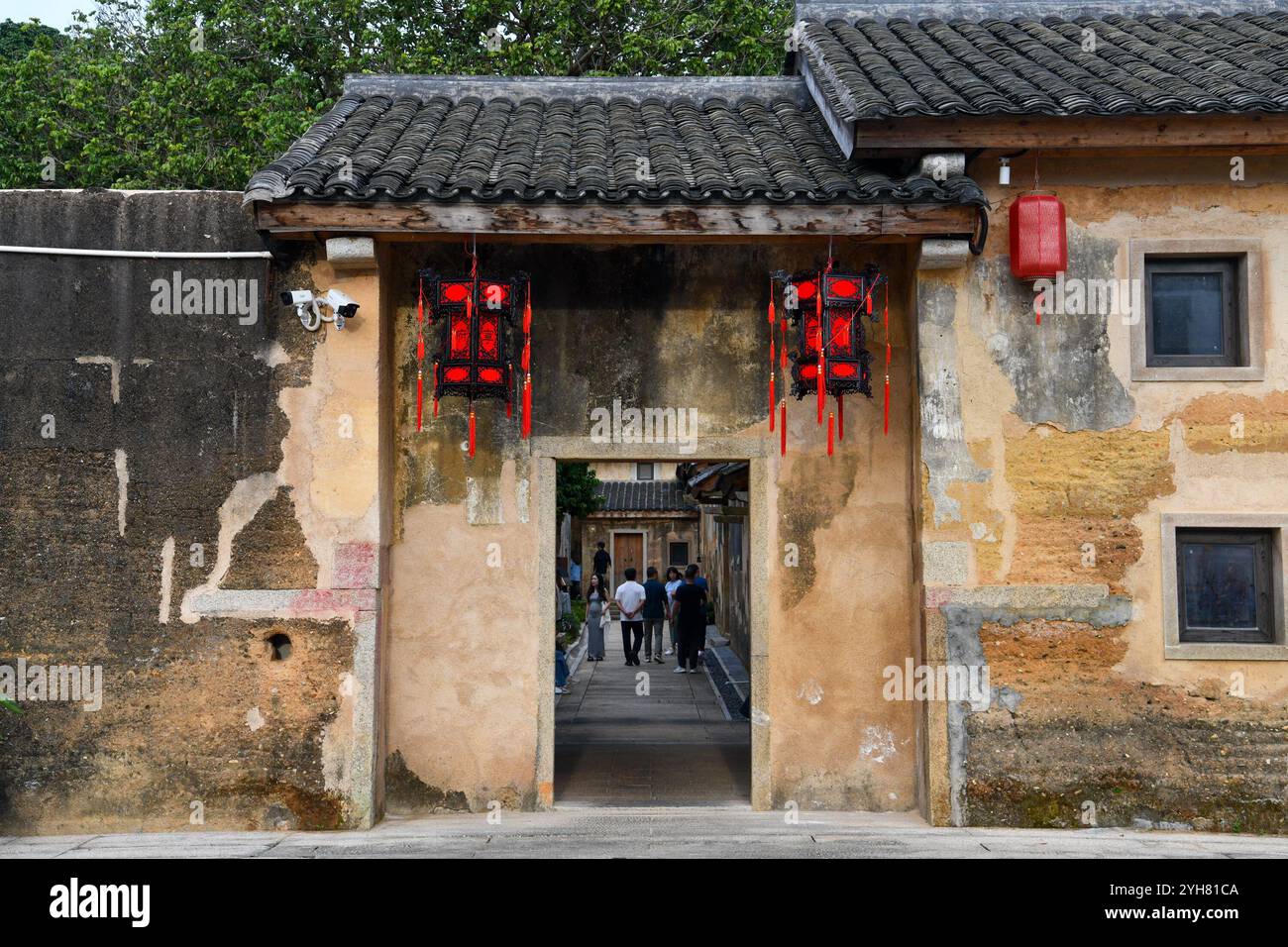 Shenzhen, China's Guangdong Province. 9th Nov, 2024. People visit the ...
