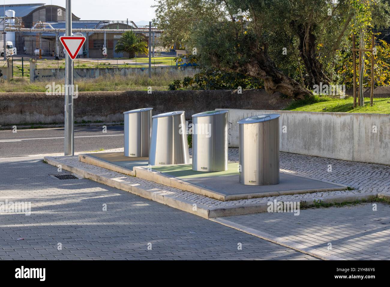 Bins stand hi-res stock photography and images - Alamy
