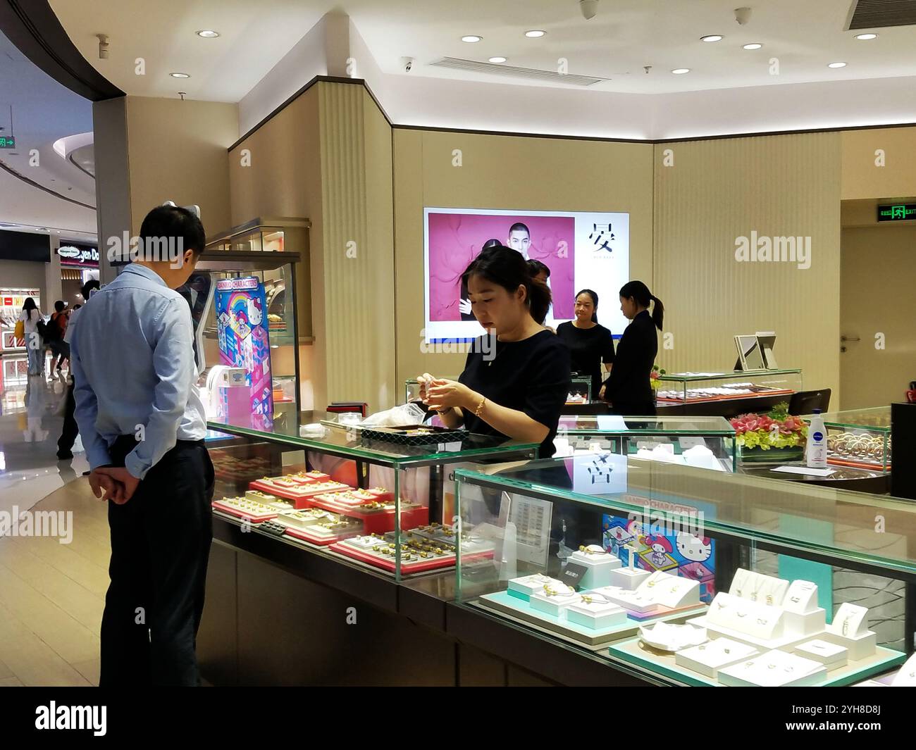 Gold jewelry stores hi-res stock photography and images - Alamy