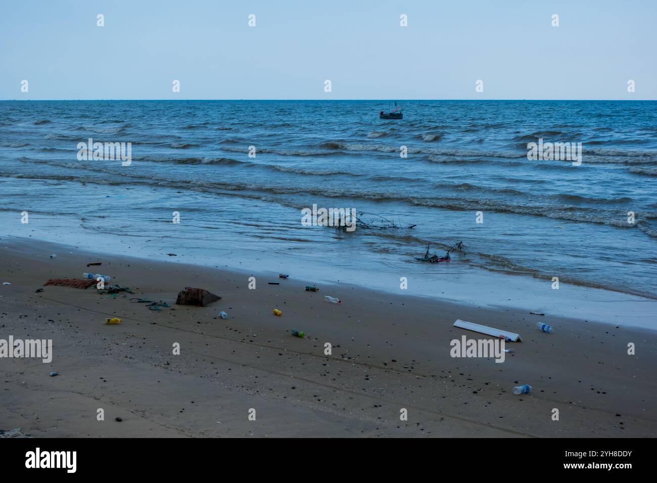 Trash and pollution in the Vietnamese beach town of Mui Ne Stock Photo ...