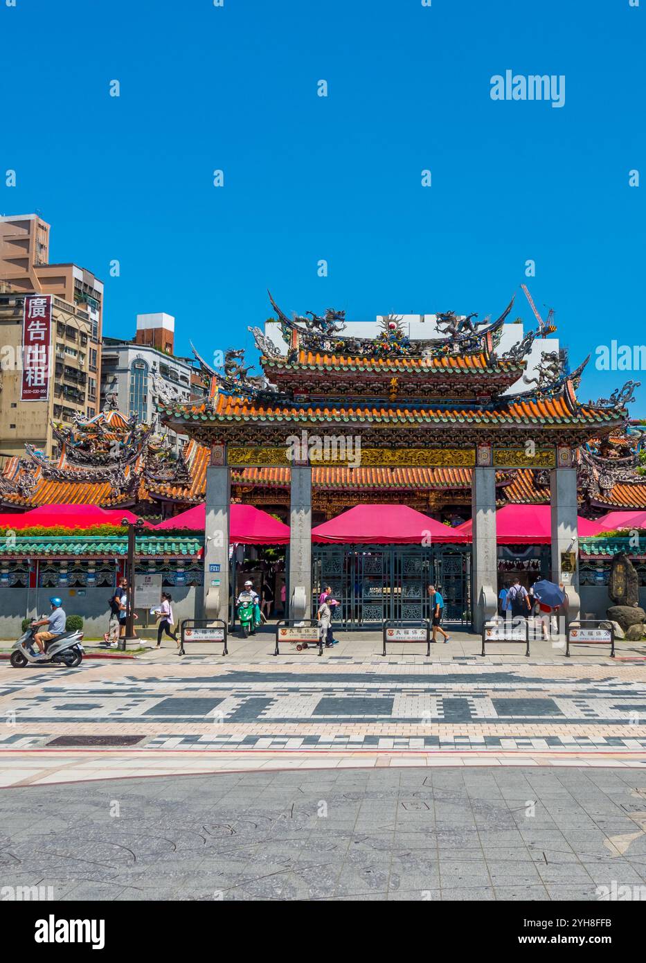 The Bangka Lungshan Temple in Taipei, Taiwan Stock Photo - Alamy