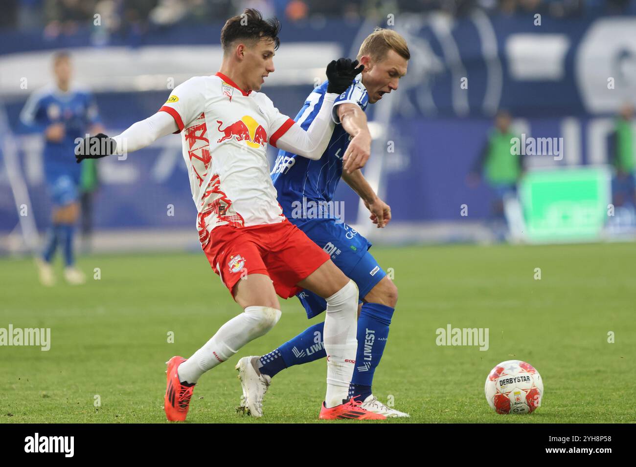 LINZ, AUSTRIA - NOVEMBER 10: Nicolas Capaldo of Salzburg and Thomas ...