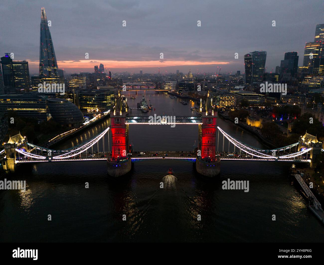 Tower Bridge in London lit up red for Remembrance Sunday. Remembrance ...