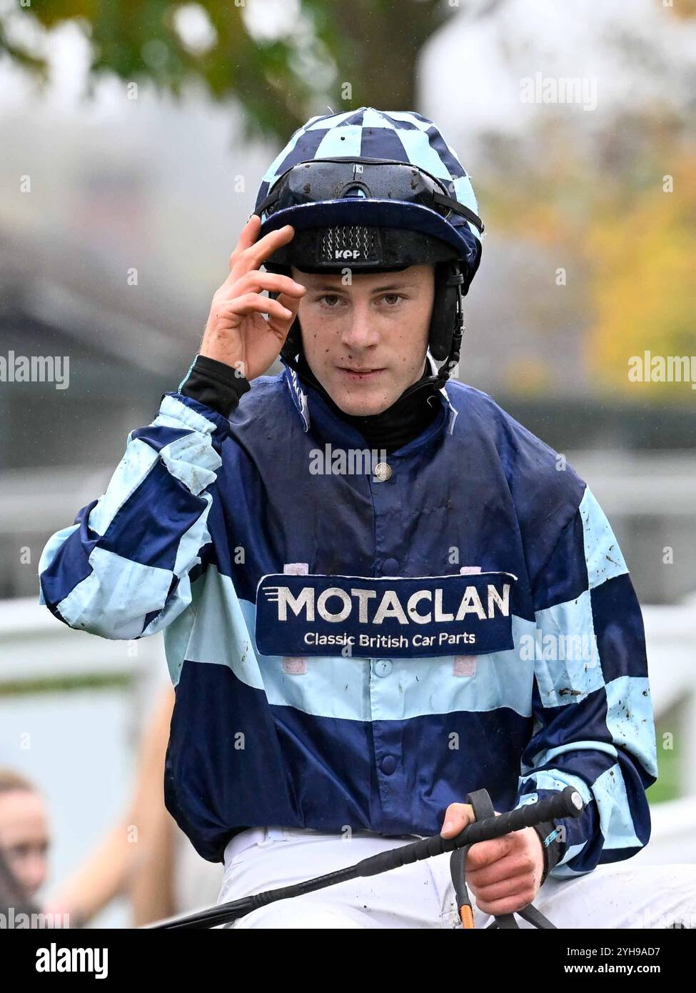 Leicester, UK. 10th Nov, 2024. Lewis Saunders salutes the crowd after ...