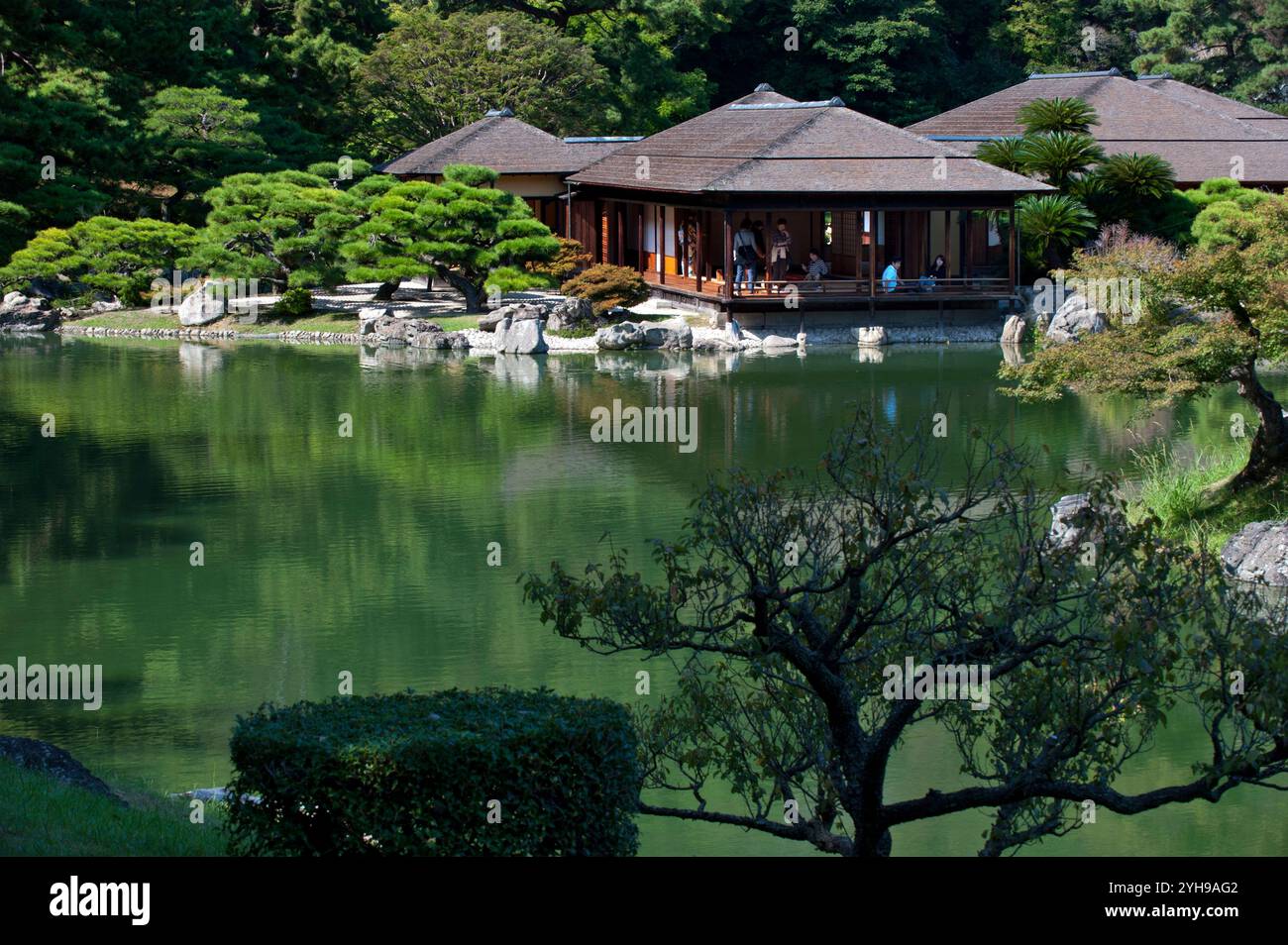 Kikugetsu Tea House on the shore of Nanko Lake at Ritsurin Koen ...
