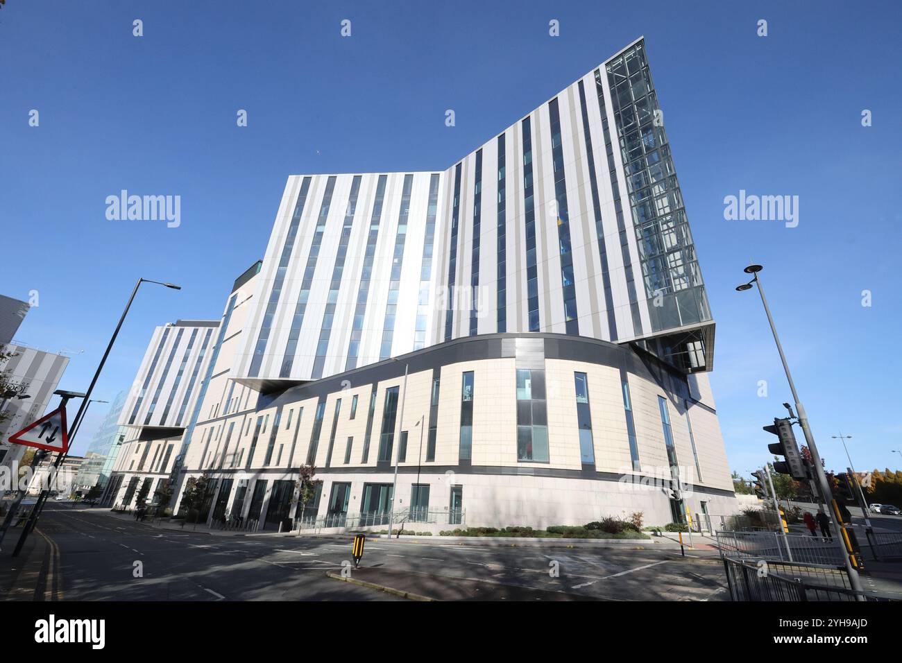 New royal liverpool university hospital hi-res stock photography and ...